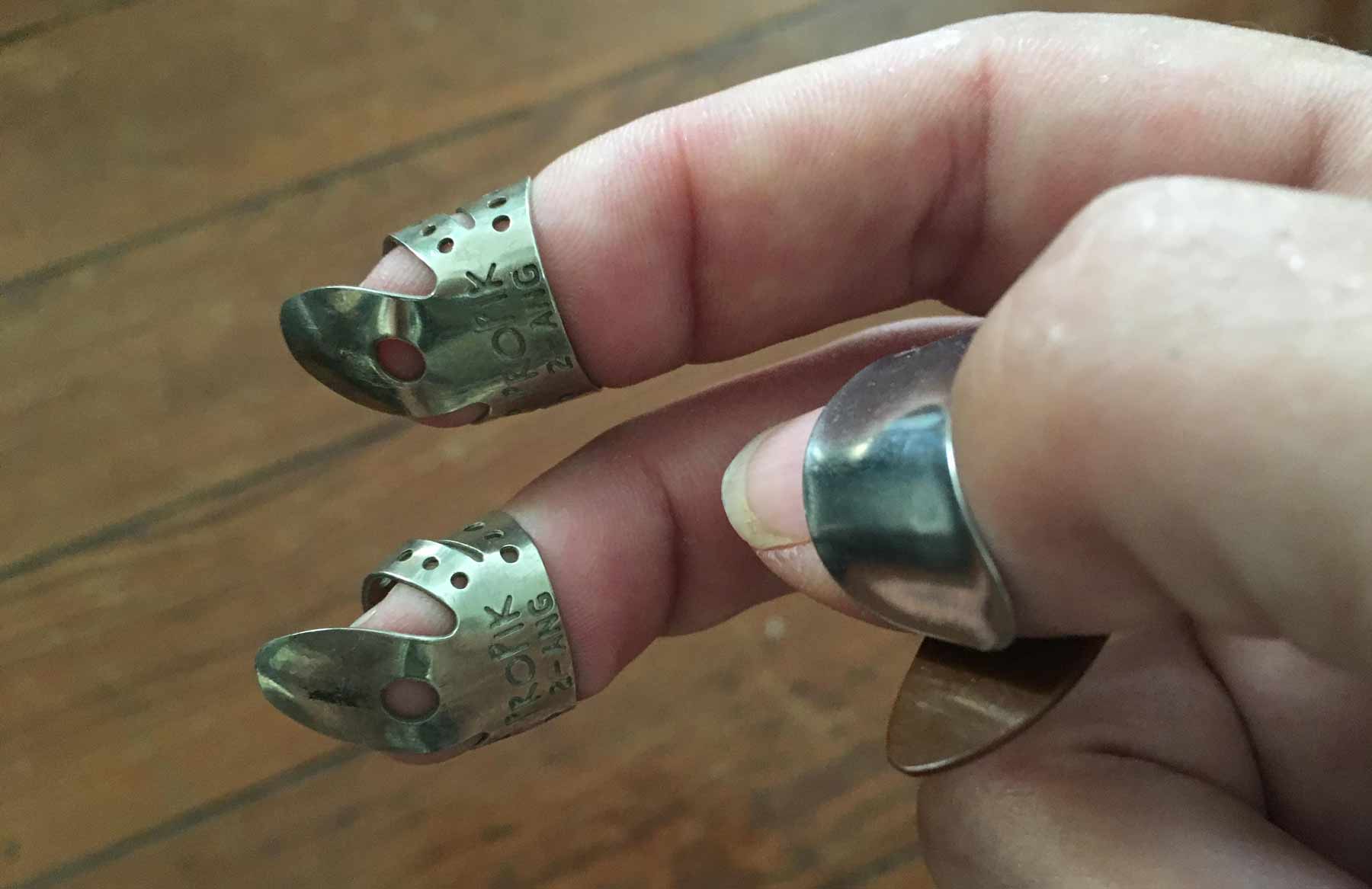 Clawhammer Banjo Hand Position